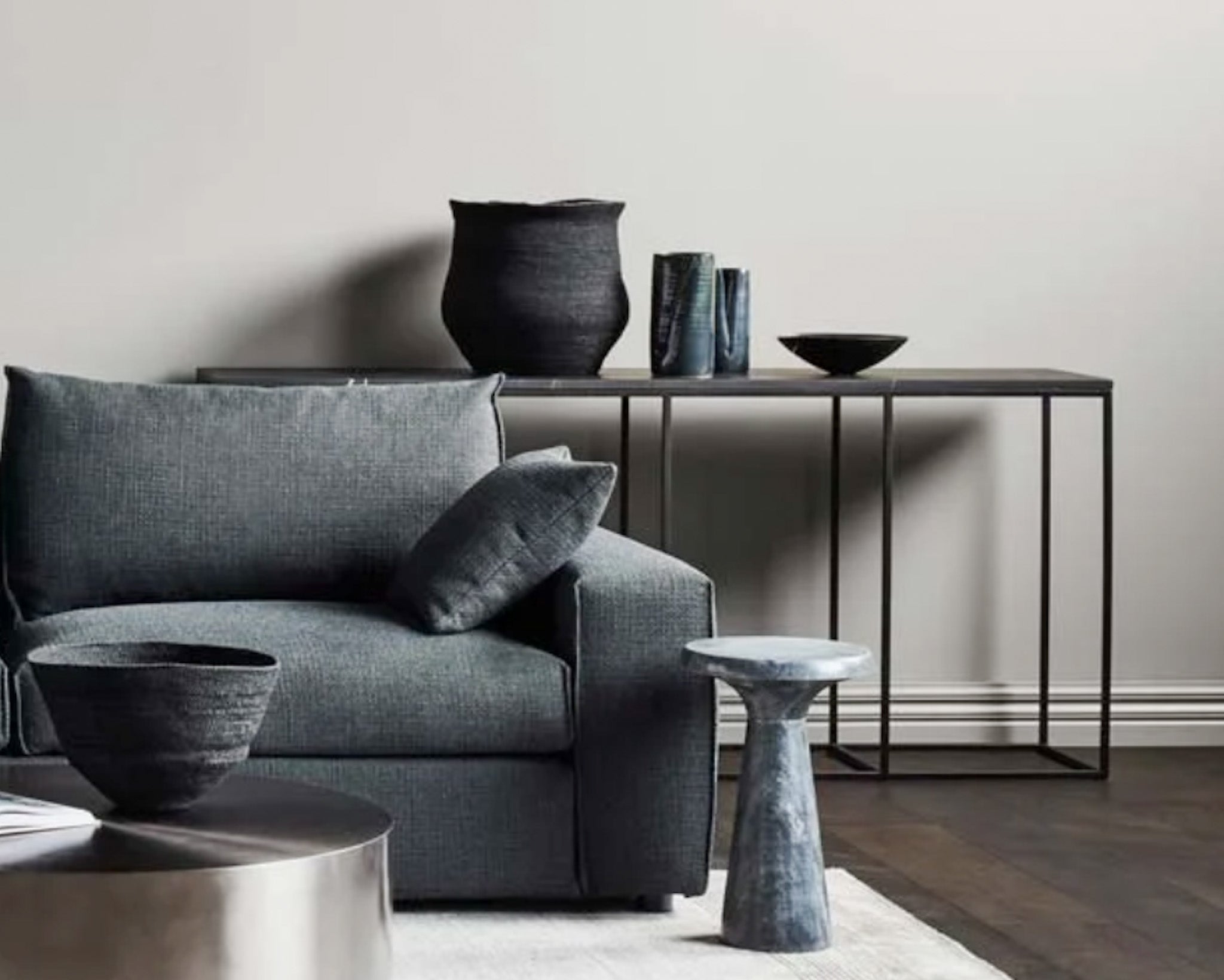 Onyx Contour Side Table – ORNAMENT