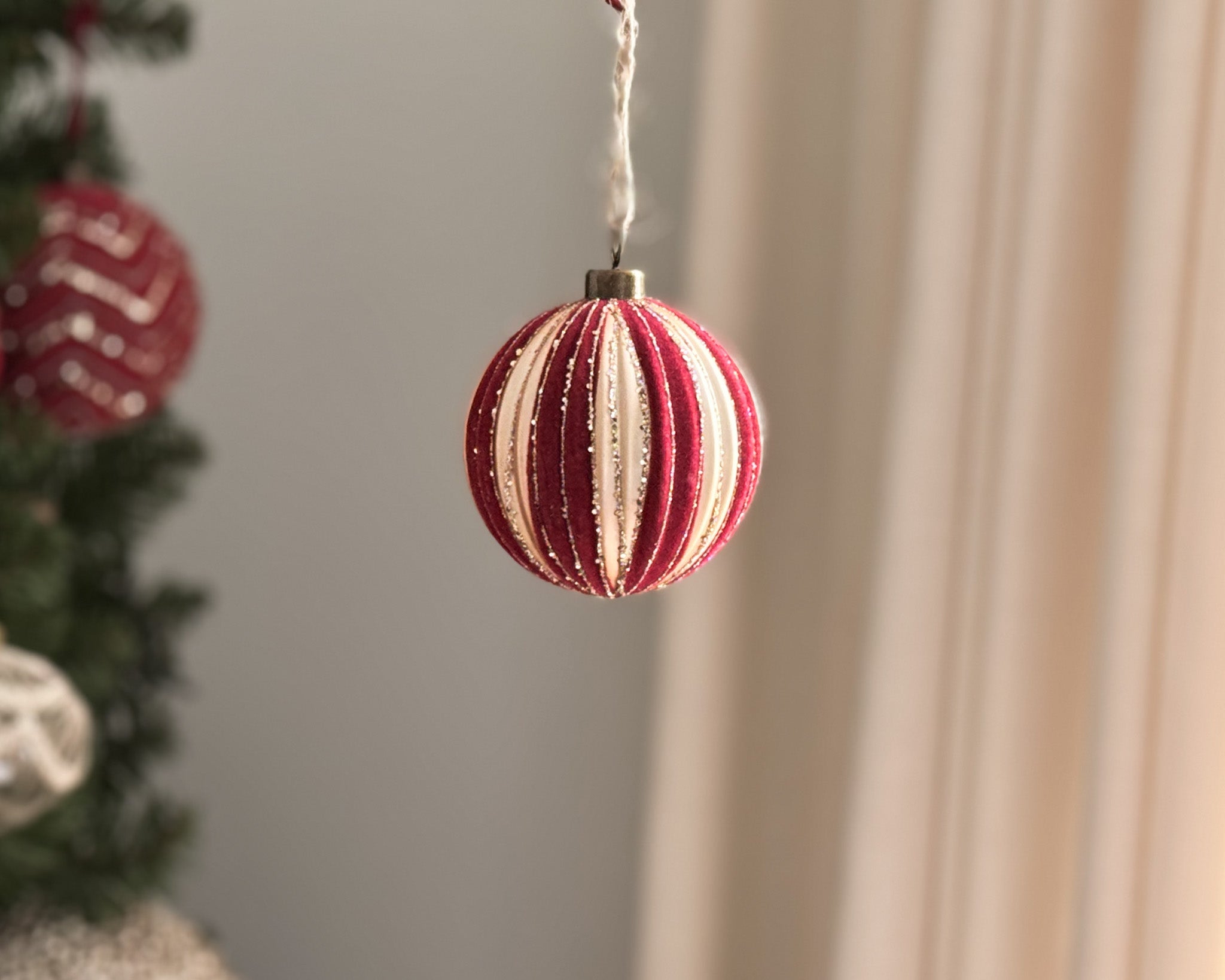 Red & Gold Ribbed Bauble – ORNAMENT